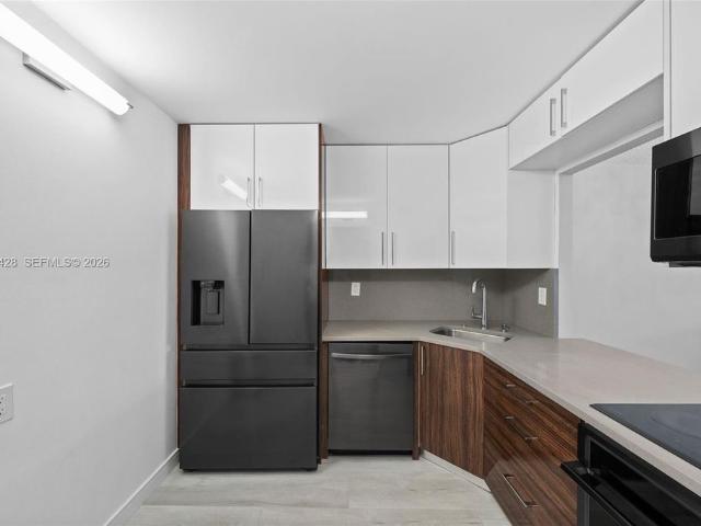 Luxury apartment complex for rent in Hallandale, Florida
