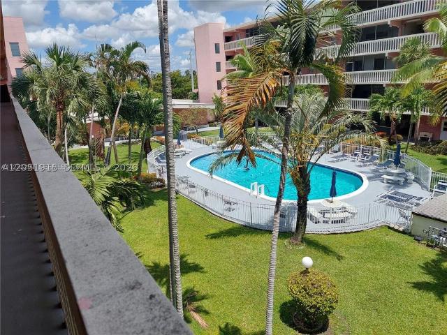 Luxury apartment complex for rent in Hallandale, Florida