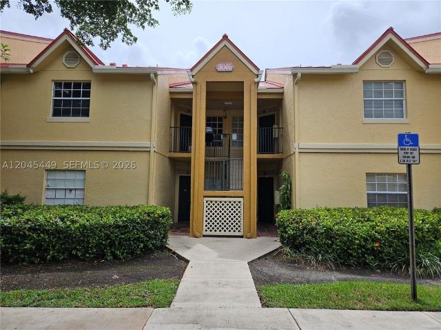 Luxury apartment complex for rent in Hialeah, United States