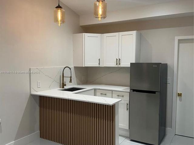 Luxury apartment complex for rent in Hialeah, United States