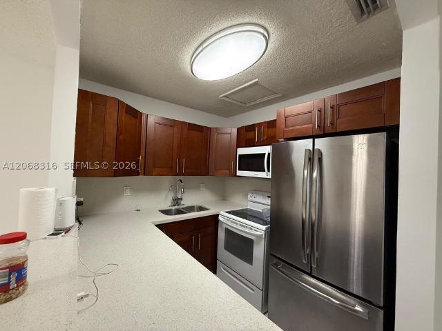 Luxury apartment complex for rent in Hialeah, United States