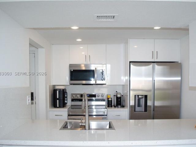 Luxury apartment complex for rent in Hialeah, United States