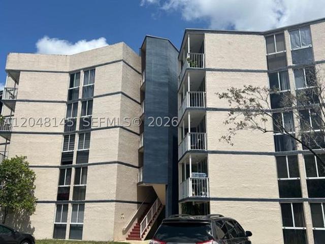 Luxury apartment complex for rent in Hialeah, United States