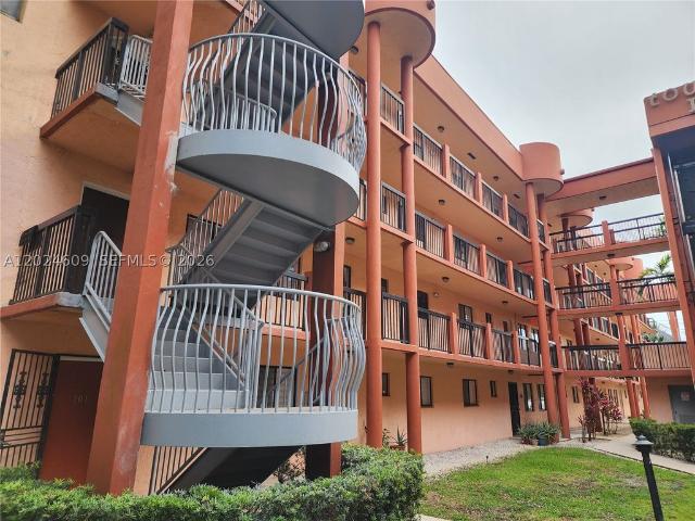 Luxury apartment complex for rent in Hialeah, United States