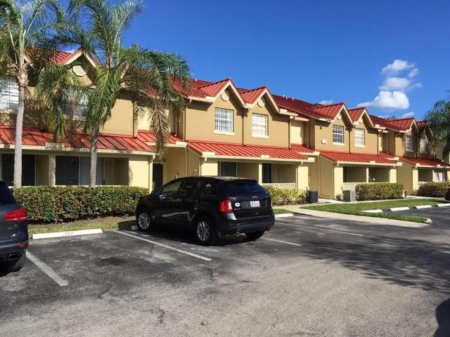 Luxury apartment complex for rent in Hialeah, United States