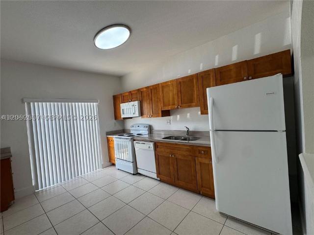 Luxury apartment complex for rent in Hialeah, United States