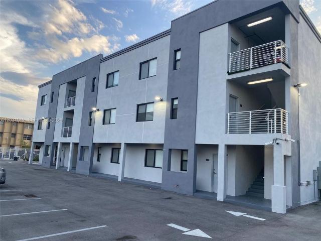 Luxury apartment complex for rent in Hialeah, United States