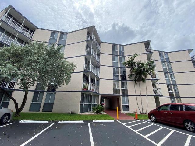 Luxury apartment complex for rent in Hialeah, United States