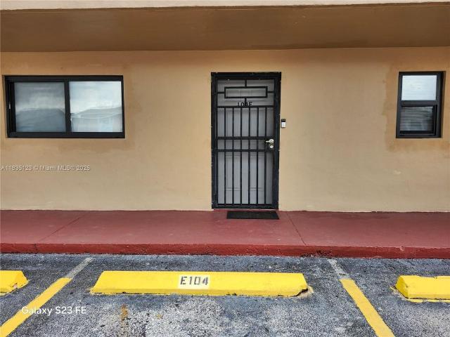 Luxury apartment complex for rent in Hialeah, United States