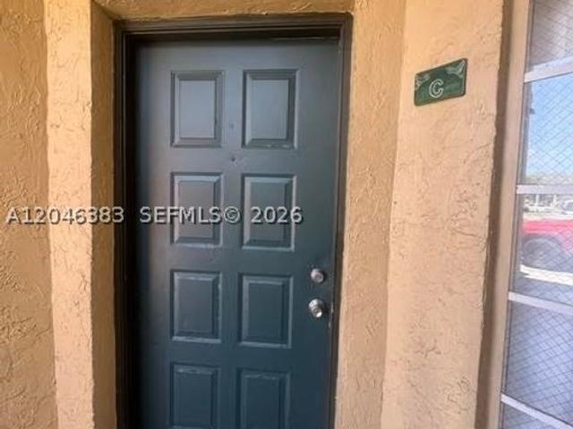 Luxury apartment complex for rent in Hialeah, United States