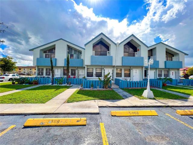 Luxury apartment complex for rent in Hialeah, United States
