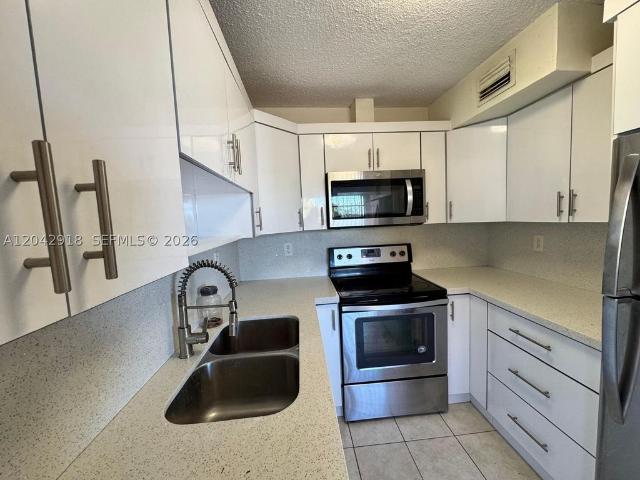 Luxury apartment complex for rent in Hialeah, United States