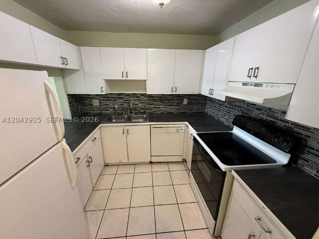 Luxury apartment complex for rent in Hialeah, United States