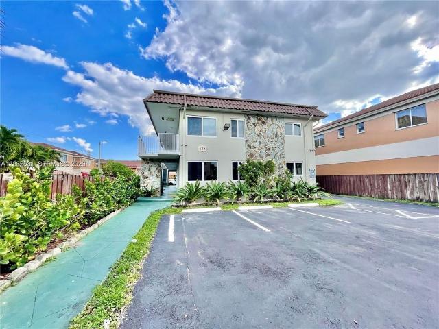 Luxury apartment complex for rent in Hialeah, United States