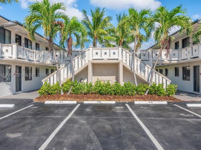 Luxury apartment complex for rent in Hialeah, United States