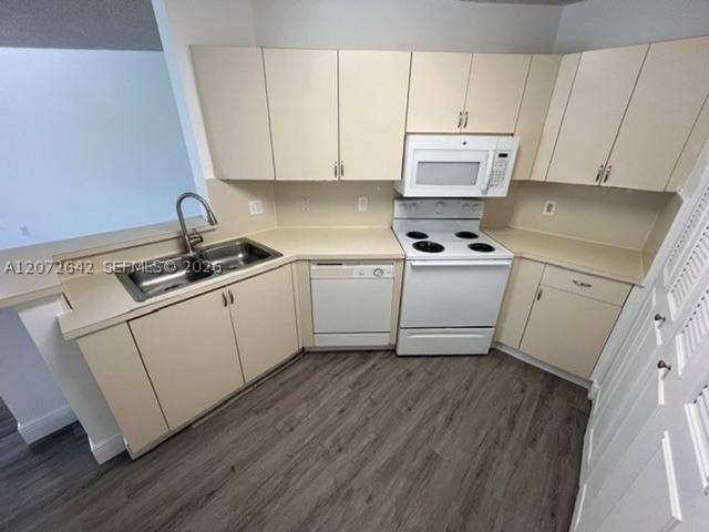 Luxury apartment complex for rent in Hialeah, United States