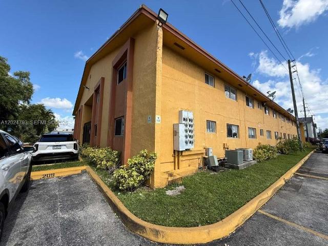 Luxury apartment complex for rent in Hialeah, Florida