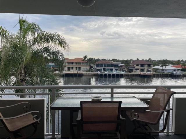 Luxury apartment complex for rent in Hillsboro Beach, United States