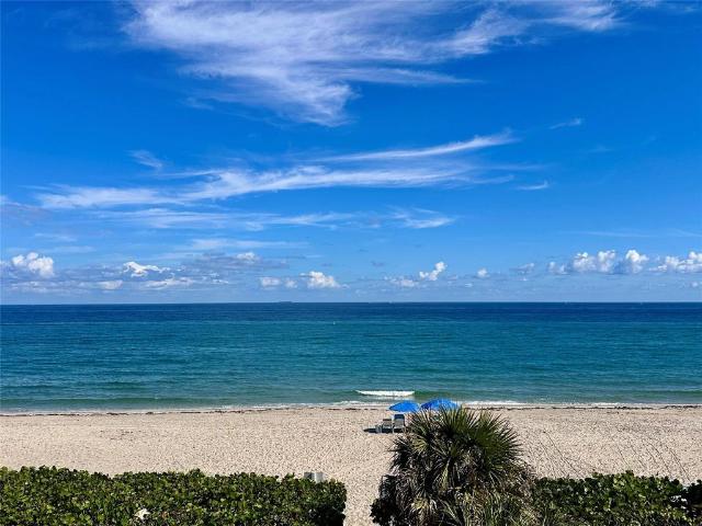Luxury apartment complex for rent in Hillsboro Beach, United States