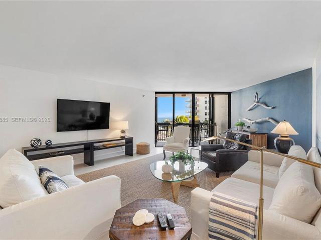 Luxury apartment complex for rent in Hillsboro Beach, United States