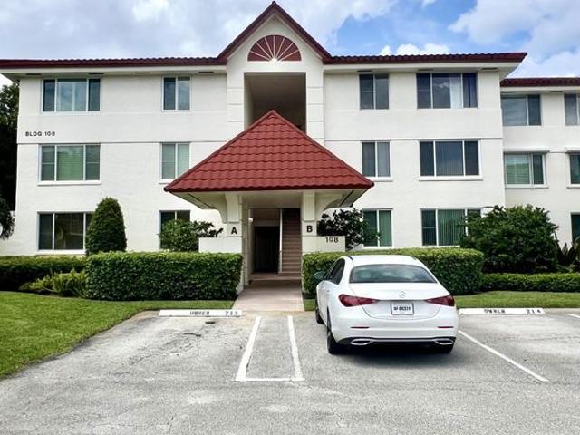 Luxury apartment complex for rent in Hypoluxo, Florida