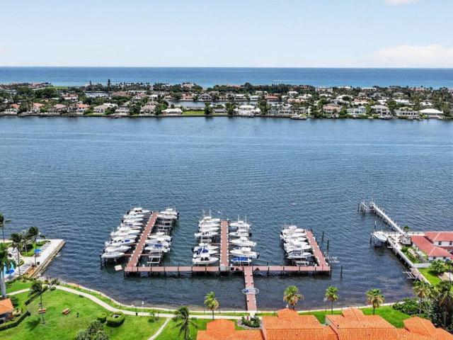 Luxury apartment complex for rent in Hypoluxo, Florida