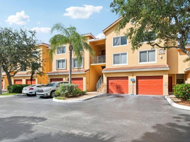 Luxury apartment complex for rent in Hypoluxo, United States