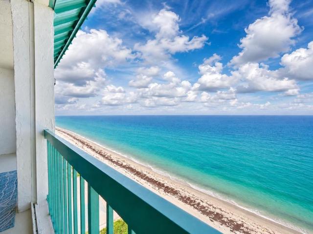 Luxury apartment complex for rent in Jensen Beach, United States