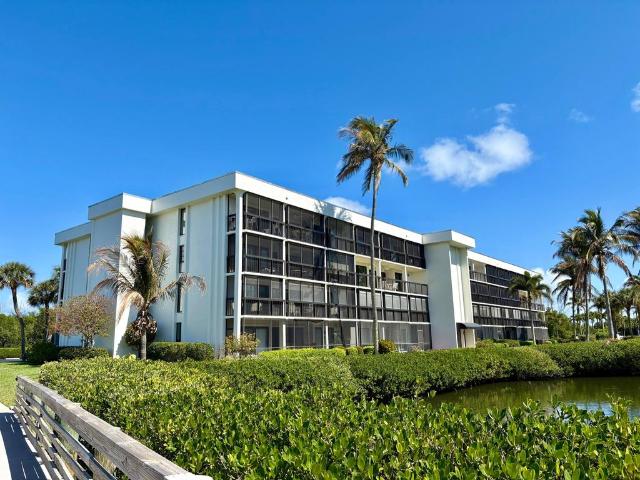 Luxury apartment complex for rent in Jensen Beach, United States