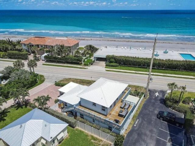 Luxury apartment complex for rent in Juno Beach, United States