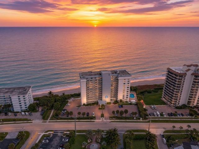 Luxury apartment complex for rent in Juno Beach, United States