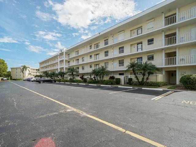 Luxury apartment complex for rent in Jupiter, United States