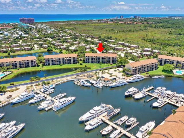 Luxury apartment complex for rent in Jupiter, United States