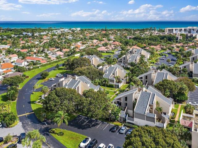 Luxury apartment complex for rent in Jupiter, United States