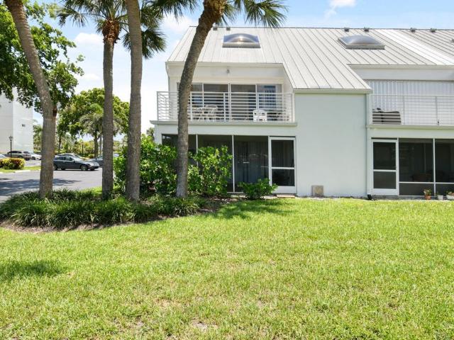 Luxury apartment complex for rent in Jupiter, United States