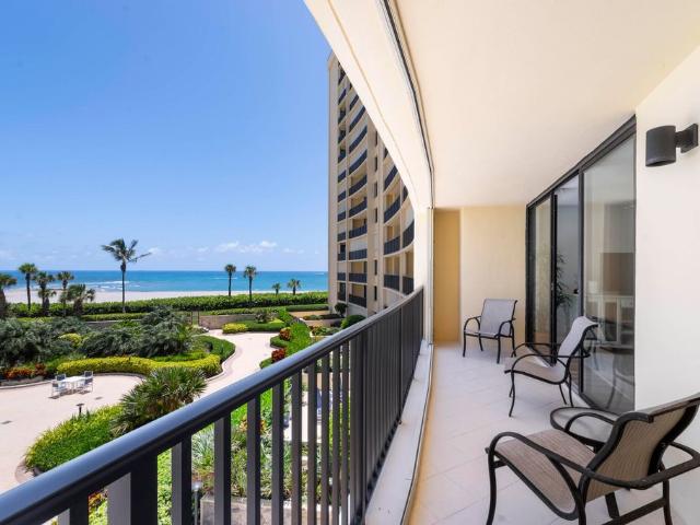 Luxury apartment complex for rent in Jupiter, United States