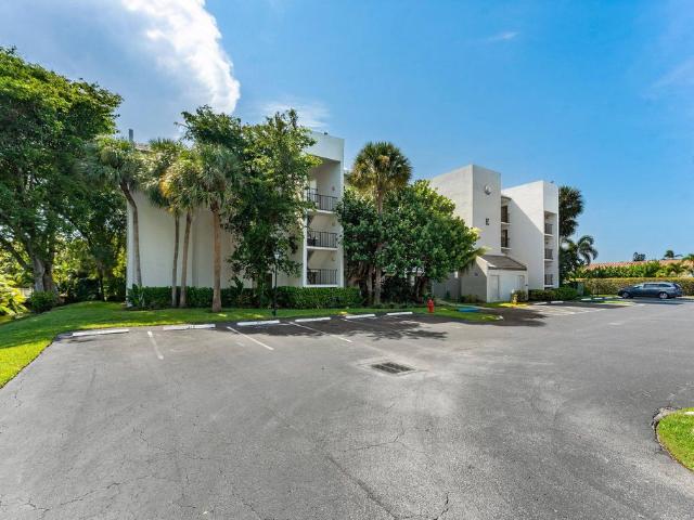 Luxury apartment complex for rent in Jupiter, United States