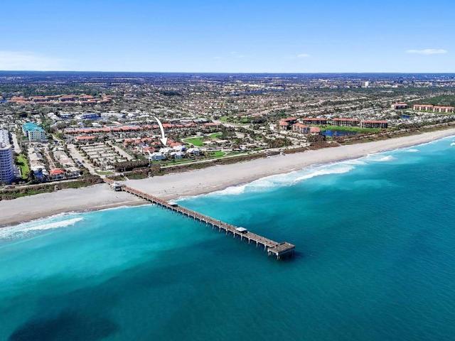 Luxury apartment complex for rent in Jupiter, United States