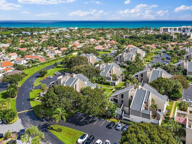 Luxury apartment complex for rent in Jupiter, Florida