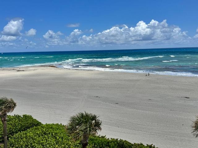 Luxury apartment complex for rent in Jupiter, Florida