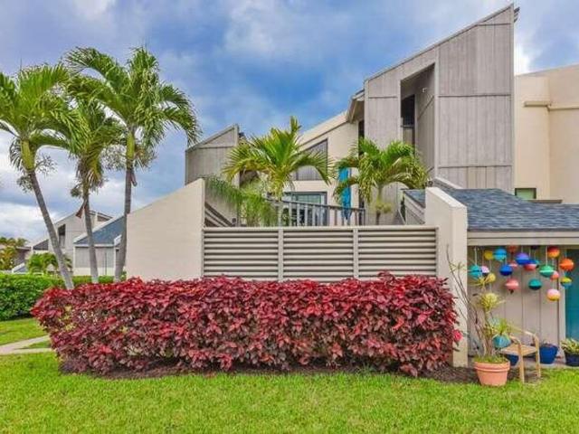 Luxury apartment complex for rent in Jupiter, Florida