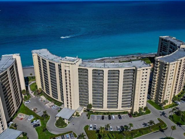 Luxury apartment complex for rent in Jupiter, Florida