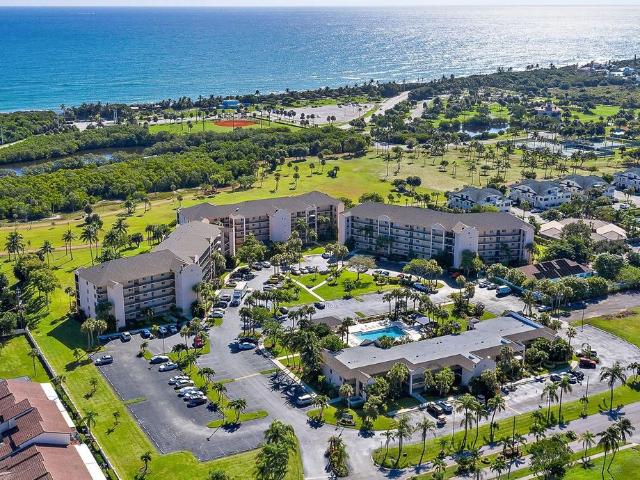 Luxury apartment complex for rent in Jupiter, Florida