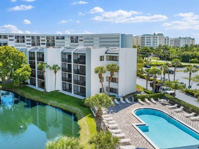 Luxury apartment complex for rent in Jupiter, Florida