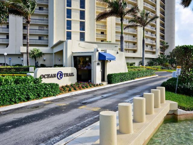 Luxury apartment complex for rent in Jupiter, Florida