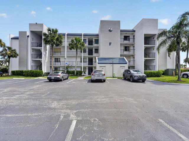 Luxury apartment complex for rent in Jupiter, Florida