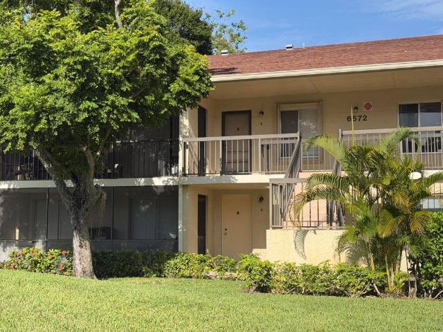 Luxury apartment complex for rent in Jupiter, Florida