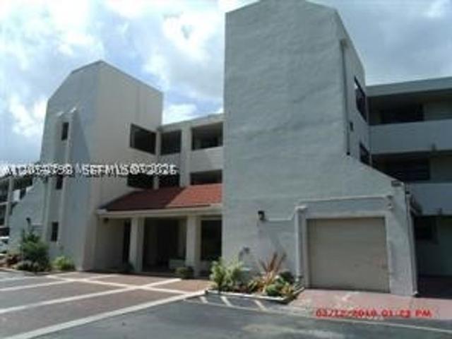 Luxury apartment complex for rent in Oakland Park, Florida