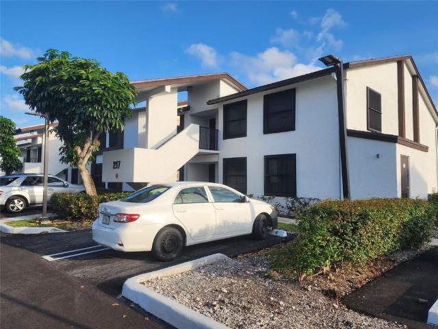 Luxury apartment complex for rent in Oakland Park, Florida