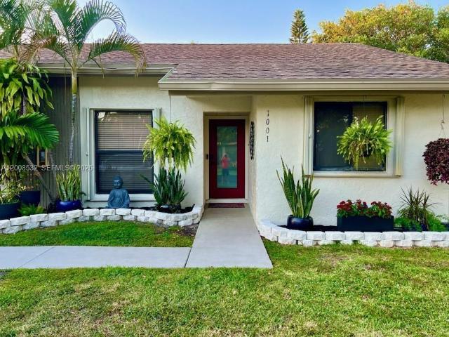Luxury apartment complex for rent in Oakland Park, Florida